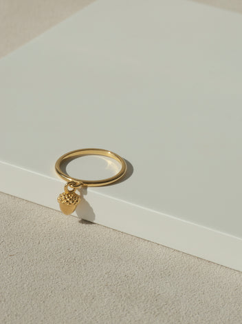 Acorn Charm Ring 18k