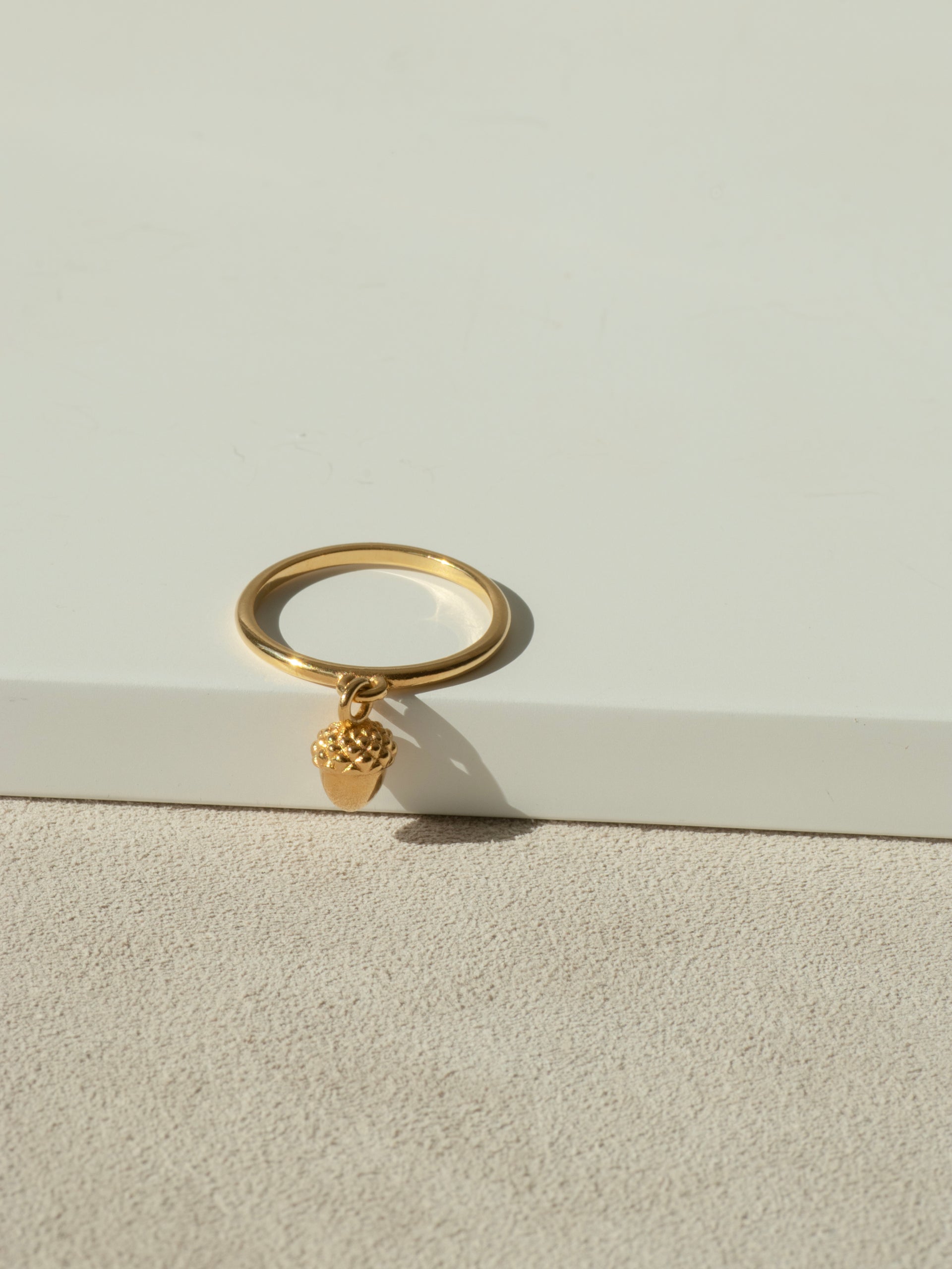 Acorn Charm Ring 18k
